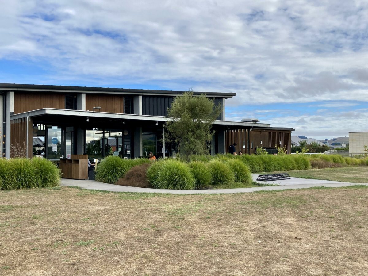 8 of the Best Pubs in Cambridge New Zealand - Hidden Lake Hotel ...